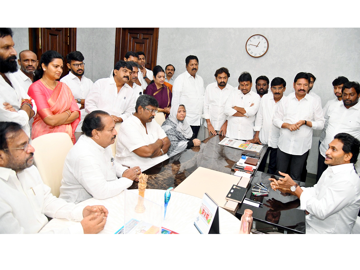 వైఎస్సార్‌సీపీ నేతలతో వైఎస్‌ జగన్‌ భేటీ (ఫొటోలు) | YS Jagan Meeting With YCP Leaders Photos | Sakshi